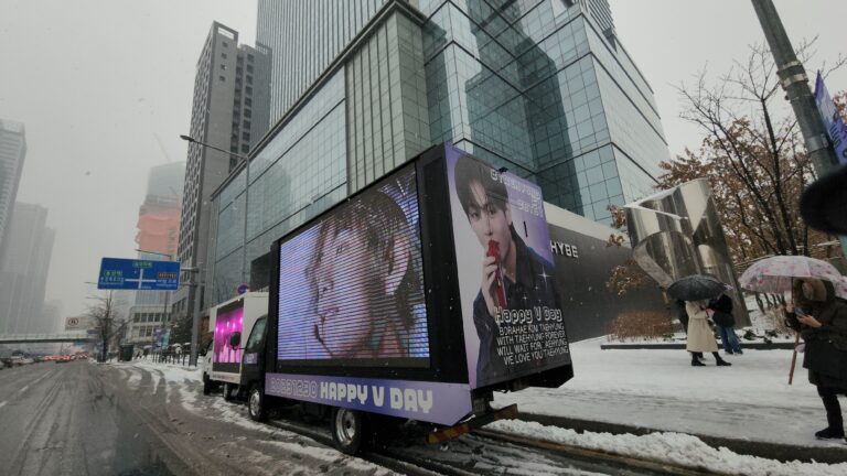 2023/12/30 BTS V 韓国ソウル市内 アドトラック走行 - oshito